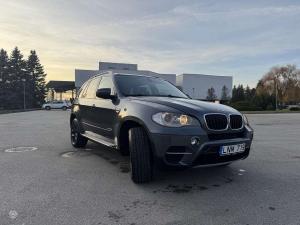 Pelēks BMW X5 2010 Alīta, ar dzinēja tilpumu 2.98 L un nobraukumu 246 tūkst. km par 5500 €, foto  vietnē AUTOMOTO.COM.LV