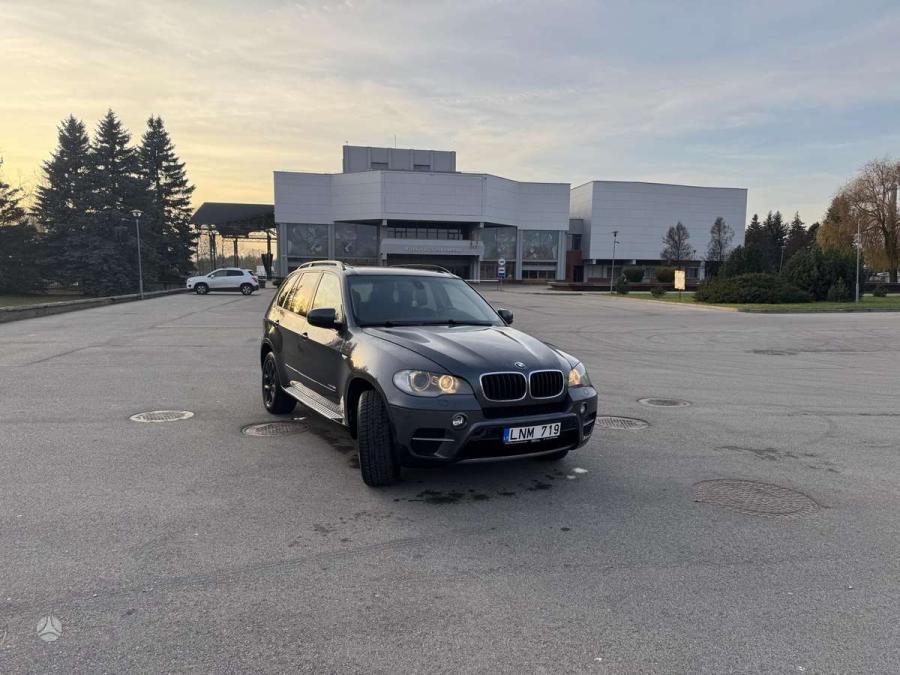 Grey BMW X5 2010 in Alytus, with an engine capacity of 2.98 L and mileage of 246 thousand km for 5500 €, photo 2 on AUTOMOTO.COM.LV