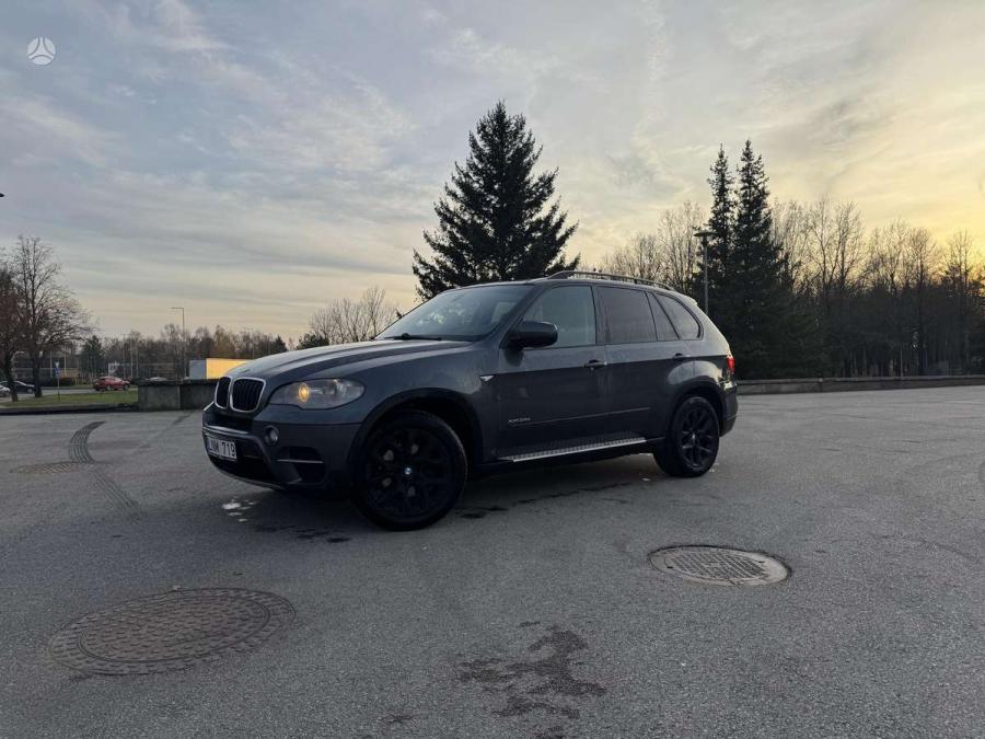 Grey BMW X5 2010 in Alytus, with an engine capacity of 2.98 L and mileage of 246 thousand km for 5500 €, photo 4 on AUTOMOTO.COM.LV