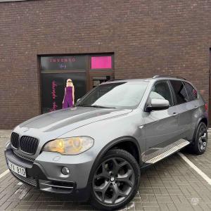 Grey BMW X5 2010 in Kaisiadorys, with an engine capacity of 3.00 L and mileage of 358 thousand km for 7650 €, photo 3 on AUTOMOTO.COM.LV