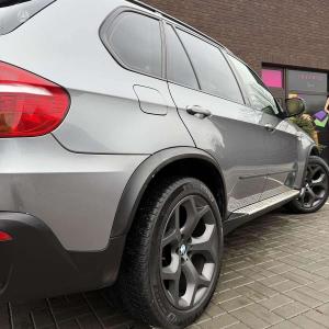 Grey BMW X5 2010 in Kaisiadorys, with an engine capacity of 3.00 L and mileage of 358 thousand km for 7650 €, photo 14 on AUTOMOTO.COM.LV