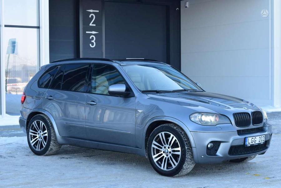 Grey BMW X5 2010 in Vilnius, with an engine capacity of 3.00 L and mileage of 338 thousand km for 10000 €, photo 3 on AUTOMOTO.COM.LV
