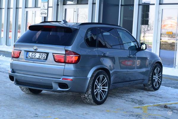 Pelēks BMW X5 2010 Viļņa, ar dzinēja tilpumu 3.00 L un nobraukumu 338 tūkst. km par 10000 €, foto 4 vietnē AUTOMOTO.COM.LV