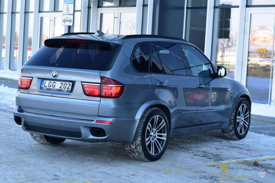 Grey BMW X5 2010 in Vilnius, with an engine capacity of 3.00 L and mileage of 338 thousand km for 10000 €, photo 4 on AUTOMOTO.COM.LV