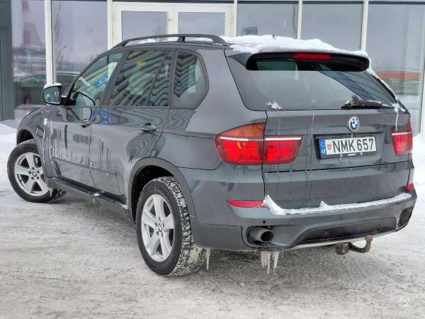 Grey BMW X5 2010 in Vilnius, with an engine capacity of 2.99 L and mileage of 314 thousand km for 9800 €, photo 4 on AUTOMOTO.COM.LV
