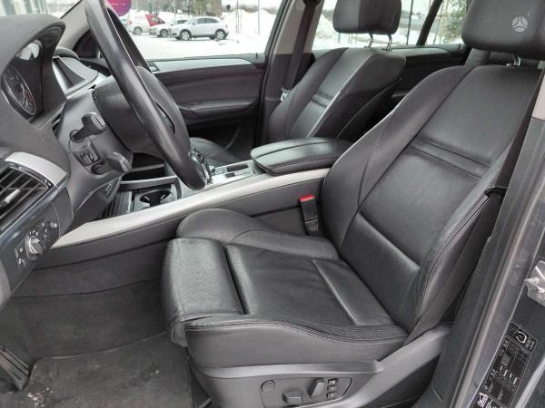Grey BMW X5 2010 in Vilnius, with an engine capacity of 2.99 L and mileage of 314 thousand km for 9800 €, photo 8 on AUTOMOTO.COM.LV