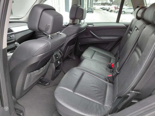 Grey BMW X5 2010 in Vilnius, with an engine capacity of 2.99 L and mileage of 314 thousand km for 9800 €, photo 9 on AUTOMOTO.COM.LV