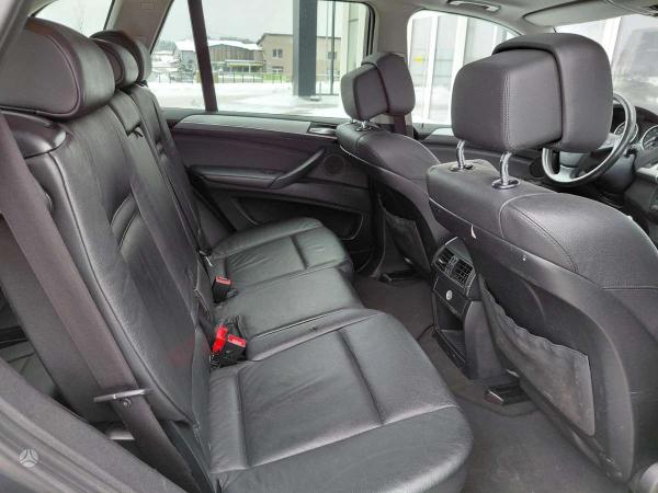 Grey BMW X5 2010 in Vilnius, with an engine capacity of 2.99 L and mileage of 314 thousand km for 9800 €, photo 10 on AUTOMOTO.COM.LV
