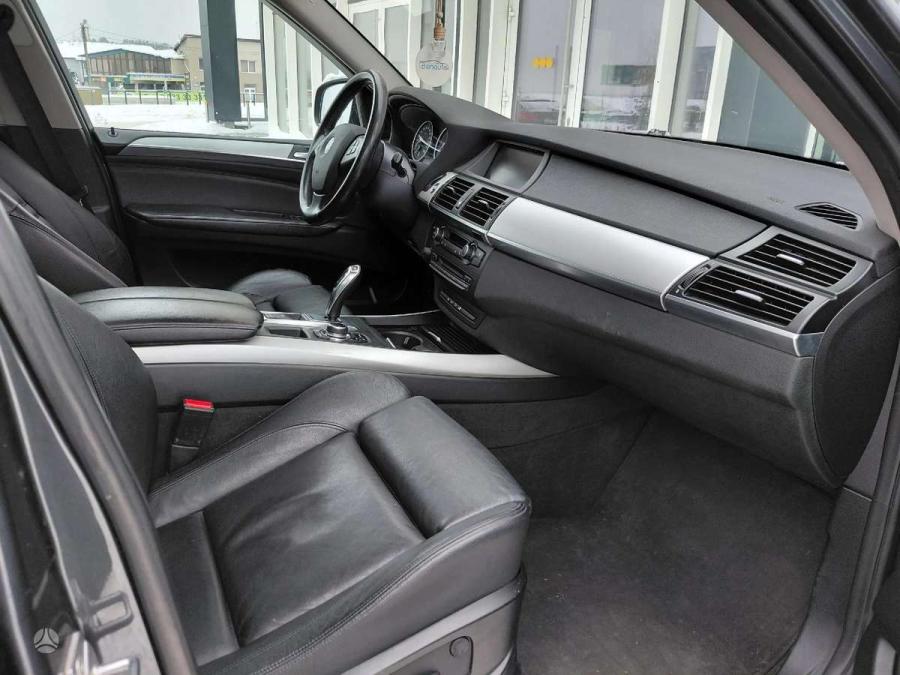 Pelēks BMW X5 2010 Viļņa, ar dzinēja tilpumu 2.99 L un nobraukumu 314 tūkst. km par 9800 €, foto 13 vietnē AUTOMOTO.COM.LV