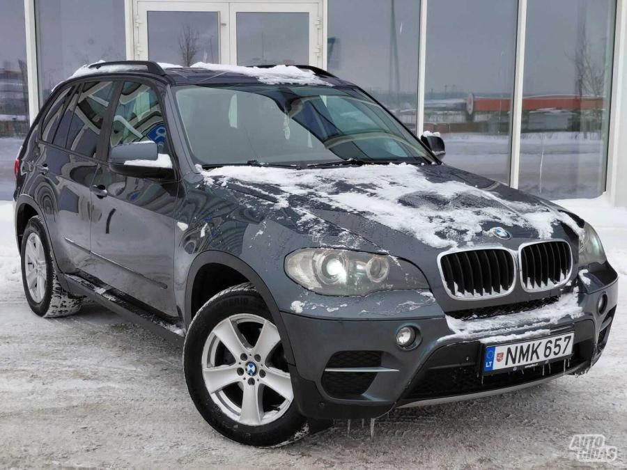Grey BMW X5 2010 in Vilnius, with an engine capacity of 3.00 L and mileage of 314 thousand km for 9800 €, photo 1 on AUTOMOTO.COM.LV
