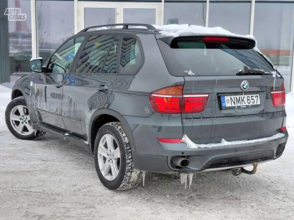 Pelēks BMW X5 2010 Viļņa, ar dzinēja tilpumu 3.00 L un nobraukumu 314 tūkst. km par 9800 €, foto 4 vietnē AUTOMOTO.COM.LV