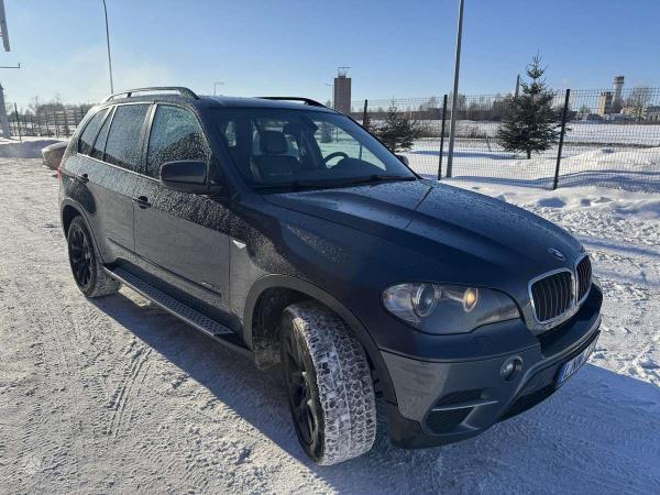 Grey BMW X5 2010 in Alytus, with an engine capacity of 2.98 L and mileage of 240 thousand km for 5900 €, photo 1 on AUTOMOTO.COM.LV