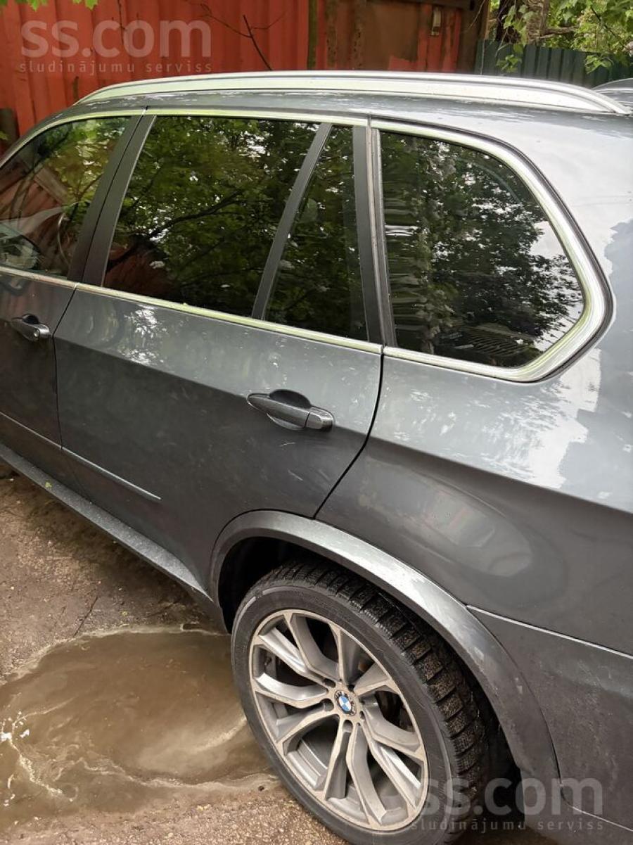 Pelēks BMW X5 2010 Rīga, ar dzinēja tilpumu 3.00 L un nobraukumu 310 tūkst. km par 9500 €, foto 1 vietnē AUTOMOTO.COM.LV