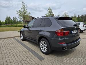 Pelēks BMW X5 2010 Jelgava, ar dzinēja tilpumu 3.00 L un nobraukumu 306 tūkst. km par 9850 €, foto  vietnē AUTOMOTO.COM.LV