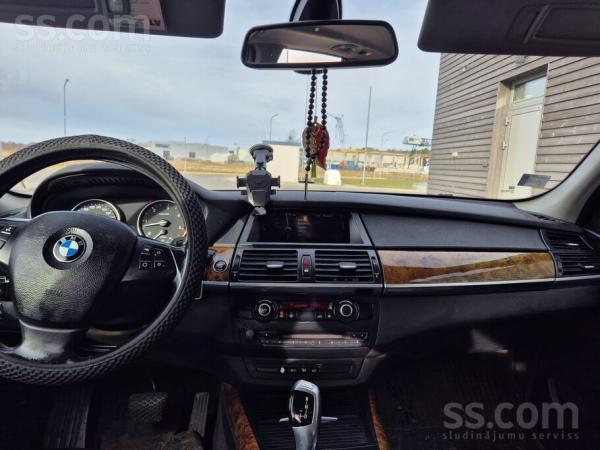 Pelēks BMW X5 2010 Kuldīga, ar dzinēja tilpumu 3.00 L un nobraukumu 370 tūkst. km par 9900 €, foto 7 vietnē AUTOMOTO.COM.LV