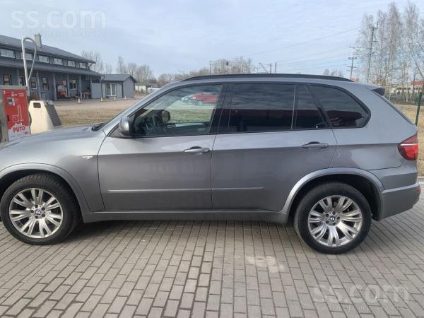 Grey BMW X5 2010 in Riga, with an engine capacity of 3.00 L and mileage of 233 thousand km for 12000 €, photo 4 on AUTOMOTO.COM.LV