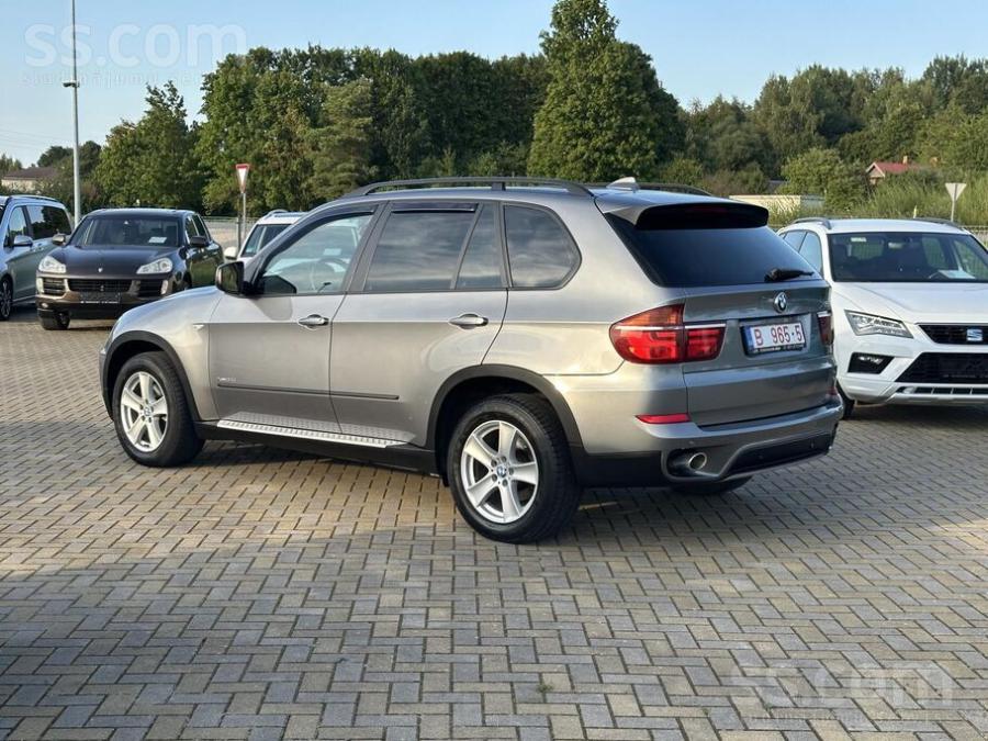 Pelēks BMW X5 2010 Tukums, ar dzinēja tilpumu 3.00 L un nobraukumu 303 tūkst. km par 7300 €, foto 27 vietnē AUTOMOTO.COM.LV