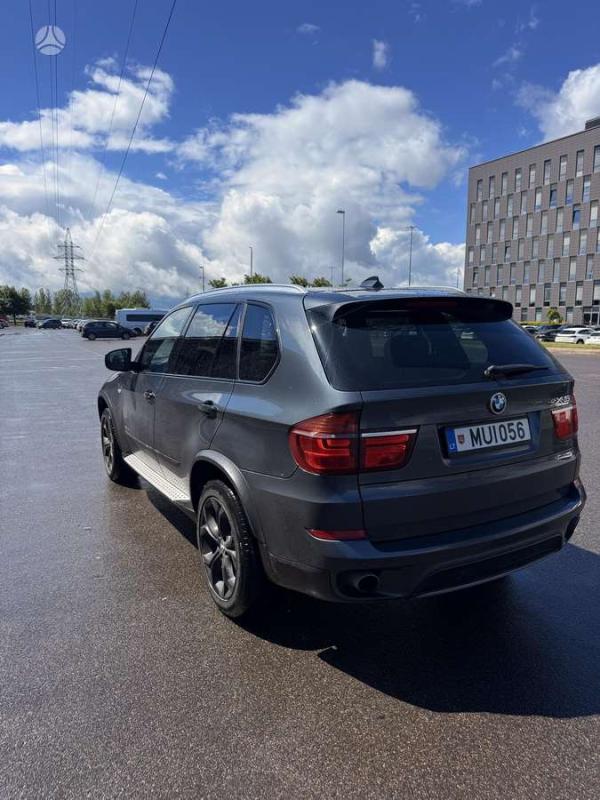 Grey BMW X5 2010 in Kaunas, with an engine capacity of 2.99 L and mileage of 298 thousand km for 10500 €, photo 1 on AUTOMOTO.COM.LV