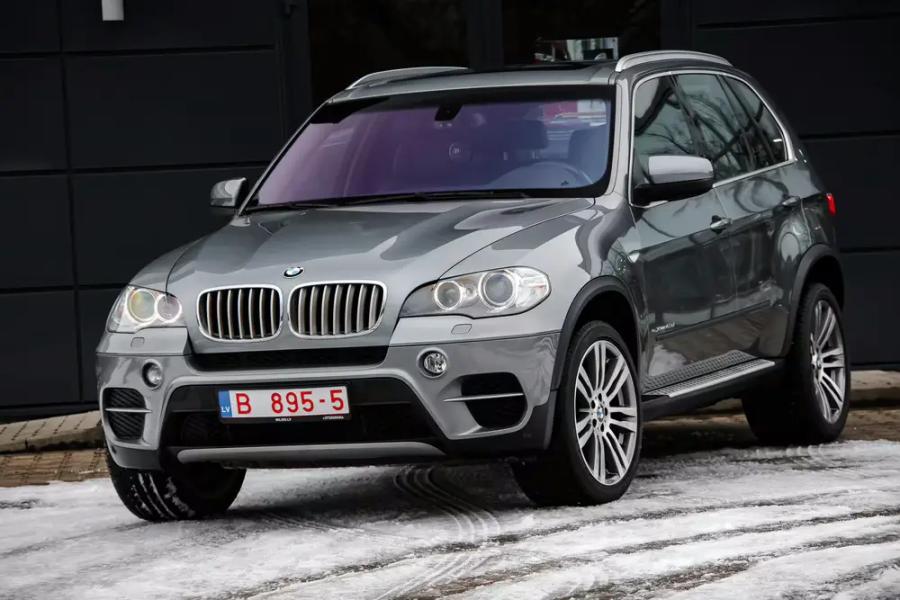 Grey BMW X5 2010 in Jelgava, with an engine capacity of 3.00 L and mileage of 285 thousand km for 12800 €, photo 1 on AUTOMOTO.COM.LV