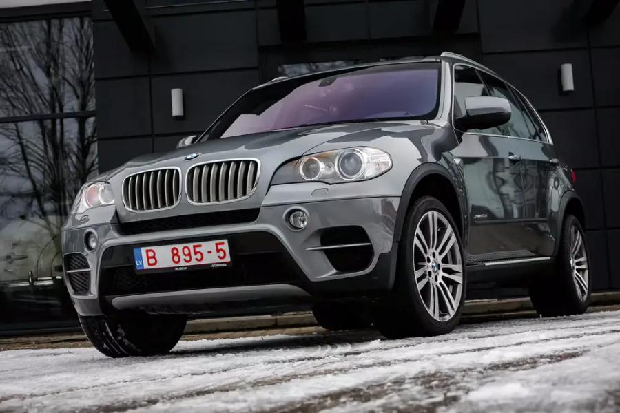 Grey BMW X5 2010 in Jelgava, with an engine capacity of 3.00 L and mileage of 285 thousand km for 12800 €, photo 3 on AUTOMOTO.COM.LV
