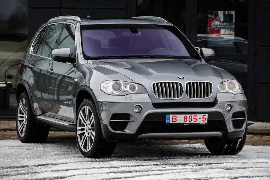 Grey BMW X5 2010 in Jelgava, with an engine capacity of 3.00 L and mileage of 285 thousand km for 12800 €, photo 5 on AUTOMOTO.COM.LV