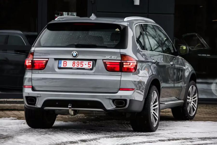 Grey BMW X5 2010 in Jelgava, with an engine capacity of 3.00 L and mileage of 285 thousand km for 12800 €, photo 6 on AUTOMOTO.COM.LV