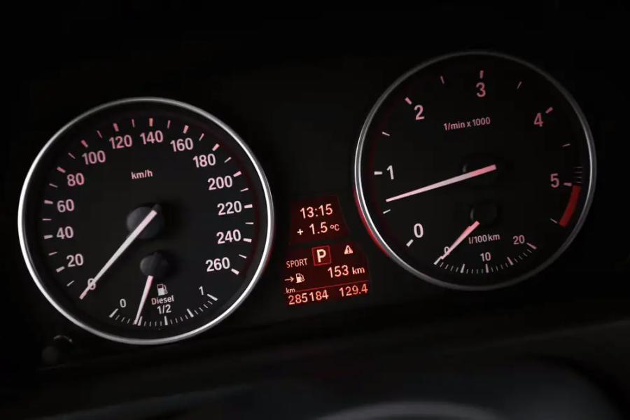 Grey BMW X5 2010 in Jelgava, with an engine capacity of 3.00 L and mileage of 285 thousand km for 12800 €, photo 23 on AUTOMOTO.COM.LV