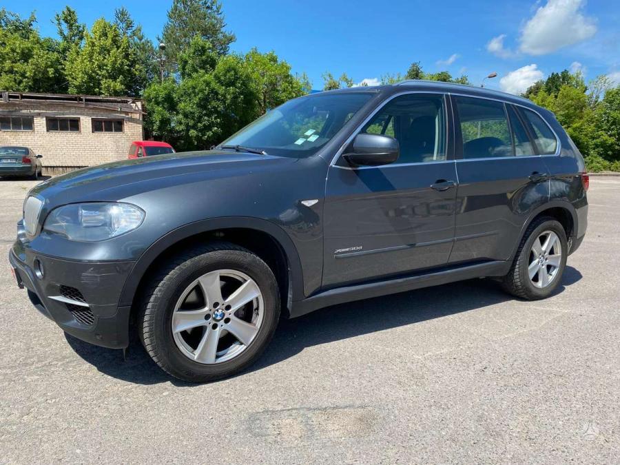 Grey BMW X5 2010 in Raseiniai, with an engine capacity of 2.99 L and mileage of 301 thousand km for 7300 €, photo 1 on AUTOMOTO.COM.LV