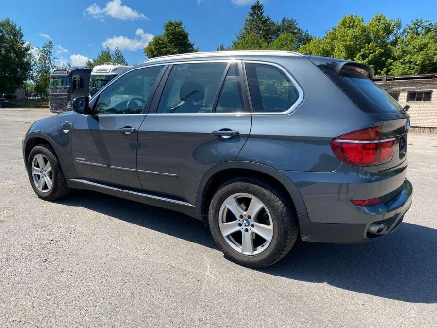 Grey BMW X5 2010 in Raseiniai, with an engine capacity of 2.99 L and mileage of 301 thousand km for 7300 €, photo 3 on AUTOMOTO.COM.LV