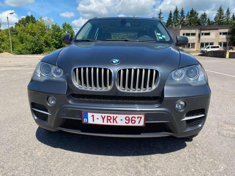 Grey BMW X5 2010 in Raseiniai, with an engine capacity of 2.99 L and mileage of 301 thousand km for 7300 €, photo 4 on AUTOMOTO.COM.LV