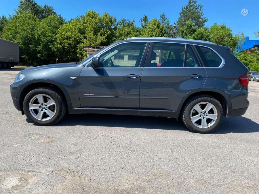Grey BMW X5 2010 in Raseiniai, with an engine capacity of 2.99 L and mileage of 301 thousand km for 7300 €, photo 5 on AUTOMOTO.COM.LV