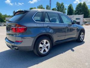 Grey BMW X5 2010 in Raseiniai, with an engine capacity of 2.99 L and mileage of 301 thousand km for 7300 €, photo 7 on AUTOMOTO.COM.LV