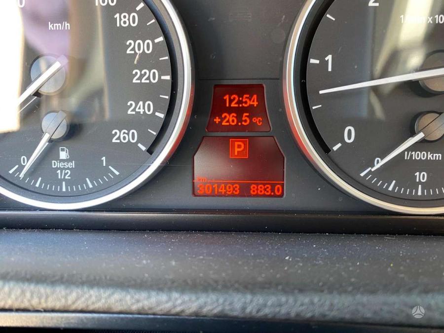 Grey BMW X5 2010 in Raseiniai, with an engine capacity of 2.99 L and mileage of 301 thousand km for 7300 €, photo 11 on AUTOMOTO.COM.LV