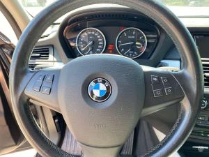 Grey BMW X5 2010 in Raseiniai, with an engine capacity of 2.99 L and mileage of 301 thousand km for 7300 €, photo 12 on AUTOMOTO.COM.LV