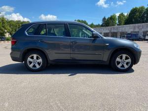 Grey BMW X5 2010 in Raseiniai, with an engine capacity of 2.99 L and mileage of 301 thousand km for 7300 €, photo 15 on AUTOMOTO.COM.LV
