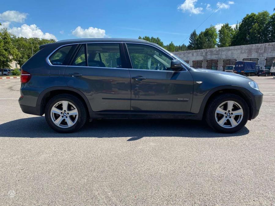 Grey BMW X5 2010 in Raseiniai, with an engine capacity of 2.99 L and mileage of 301 thousand km for 7300 €, photo 15 on AUTOMOTO.COM.LV