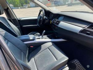 Grey BMW X5 2010 in Raseiniai, with an engine capacity of 2.99 L and mileage of 301 thousand km for 7300 €, photo 17 on AUTOMOTO.COM.LV