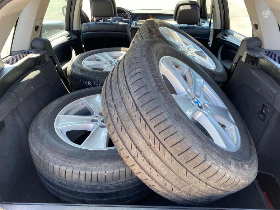 Grey BMW X5 2010 in Raseiniai, with an engine capacity of 2.99 L and mileage of 301 thousand km for 7300 €, photo 20 on AUTOMOTO.COM.LV