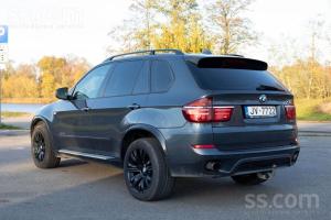 Pelēks BMW X5 2010 Rīga, ar dzinēja tilpumu 3.00 L un nobraukumu 280 tūkst. km par 11650 €, foto 4 vietnē AUTOMOTO.COM.LV