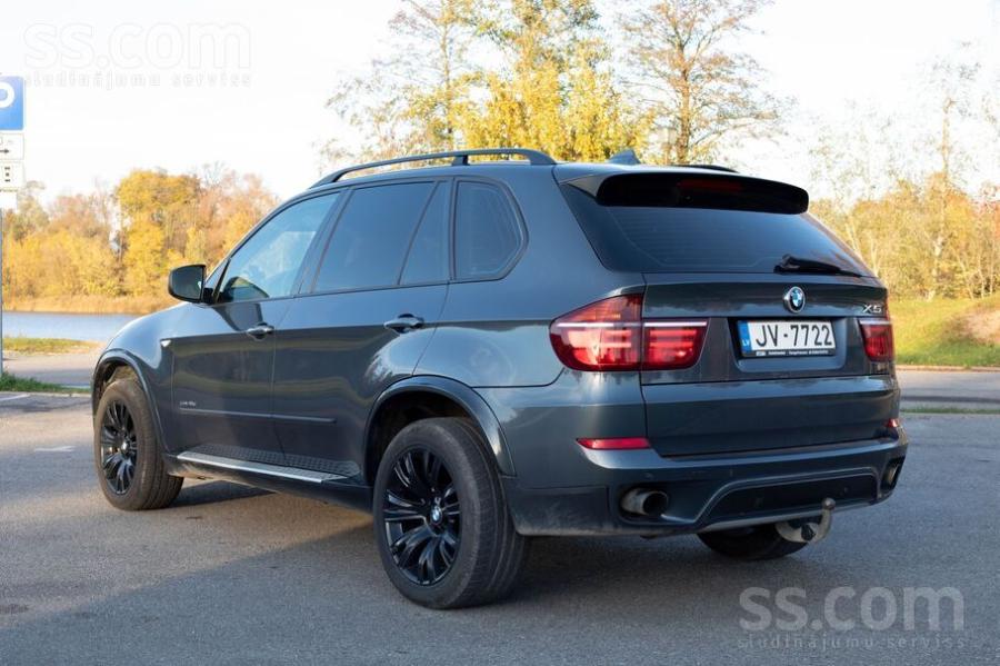 Pelēks BMW X5 2010 Rīga, ar dzinēja tilpumu 3.00 L un nobraukumu 280 tūkst. km par 11650 €, foto 4 vietnē AUTOMOTO.COM.LV