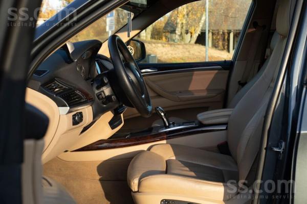 Grey BMW X5 2010 in Riga, with an engine capacity of 3.00 L and mileage of 280 thousand km for 11650 €, photo 6 on AUTOMOTO.COM.LV