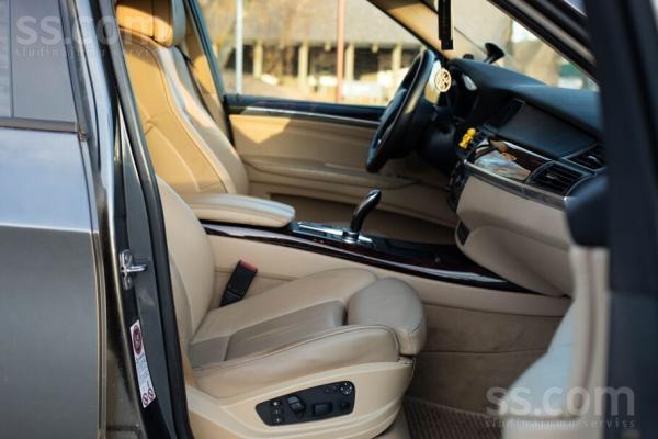 Grey BMW X5 2010 in Riga, with an engine capacity of 3.00 L and mileage of 280 thousand km for 11650 €, photo 10 on AUTOMOTO.COM.LV