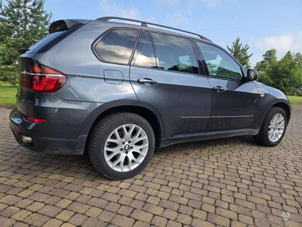 Grey BMW X5 2010 in Vilnius, with an engine capacity of 2.99 L and mileage of 326 thousand km for 7500 €, photo 7 on AUTOMOTO.COM.LV