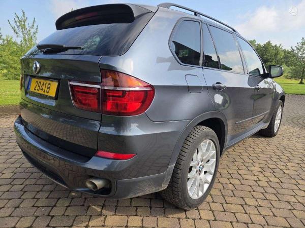 Grey BMW X5 2010 in Vilnius, with an engine capacity of 2.99 L and mileage of 326 thousand km for 7500 €, photo 8 on AUTOMOTO.COM.LV