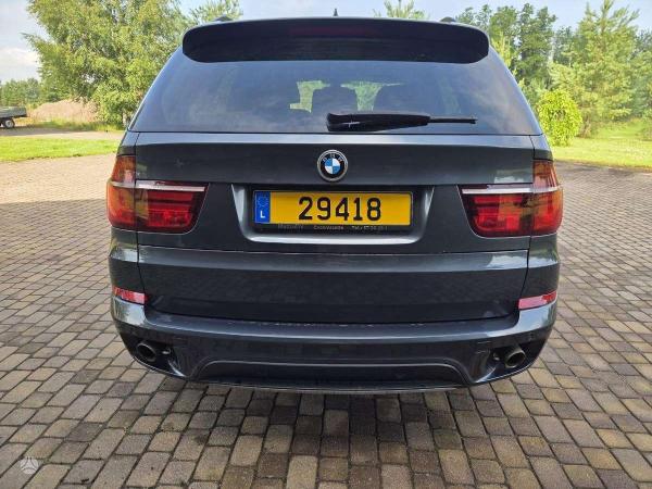 Grey BMW X5 2010 in Vilnius, with an engine capacity of 2.99 L and mileage of 326 thousand km for 7500 €, photo 9 on AUTOMOTO.COM.LV