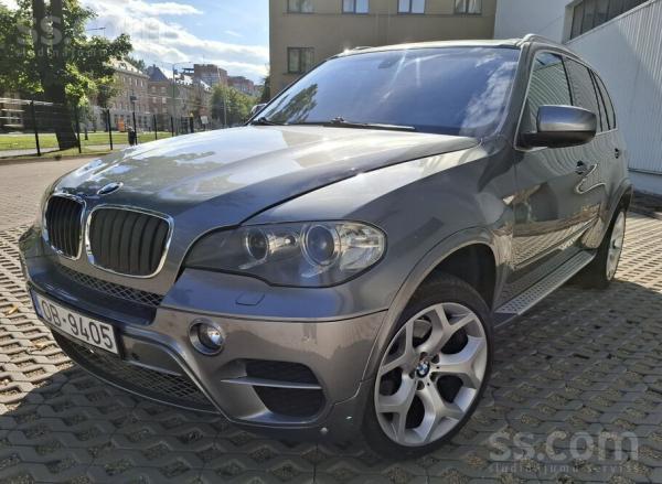Pelēks BMW X5 2010 Rīga, ar dzinēja tilpumu 3.00 L un nobraukumu 294 tūkst. km par 14200 €, foto 2 vietnē AUTOMOTO.COM.LV