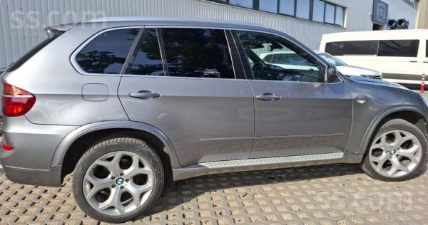 Pelēks BMW X5 2010 Rīga, ar dzinēja tilpumu 3.00 L un nobraukumu 294 tūkst. km par 14200 €, foto 9 vietnē AUTOMOTO.COM.LV