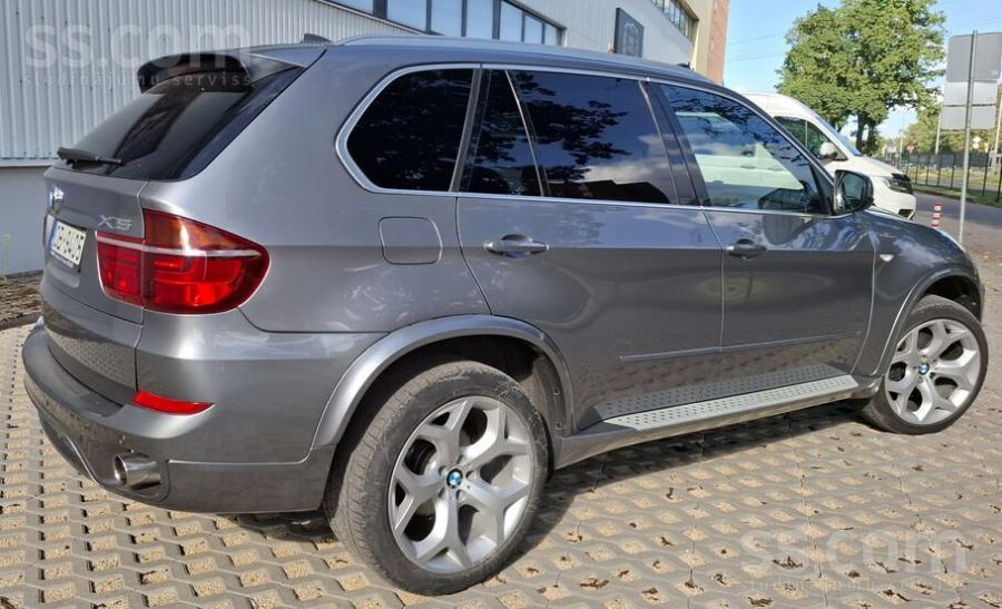 Pelēks BMW X5 2010 Rīga, ar dzinēja tilpumu 3.00 L un nobraukumu 295 tūkst. km par 12990 €, foto 9 vietnē AUTOMOTO.COM.LV