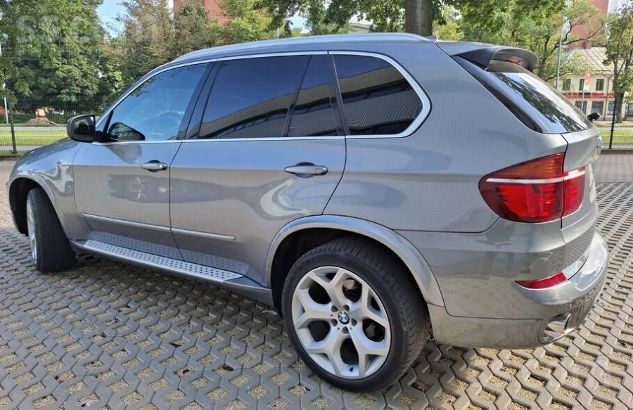 Pelēks BMW X5 2010 Rīga, ar dzinēja tilpumu 3.00 L un nobraukumu 295 tūkst. km par 12990 €, foto 17 vietnē AUTOMOTO.COM.LV