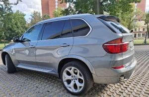Pelēks BMW X5 2010 Rīga, ar dzinēja tilpumu 3.00 L un nobraukumu 295 tūkst. km par 12990 €, foto 18 vietnē AUTOMOTO.COM.LV